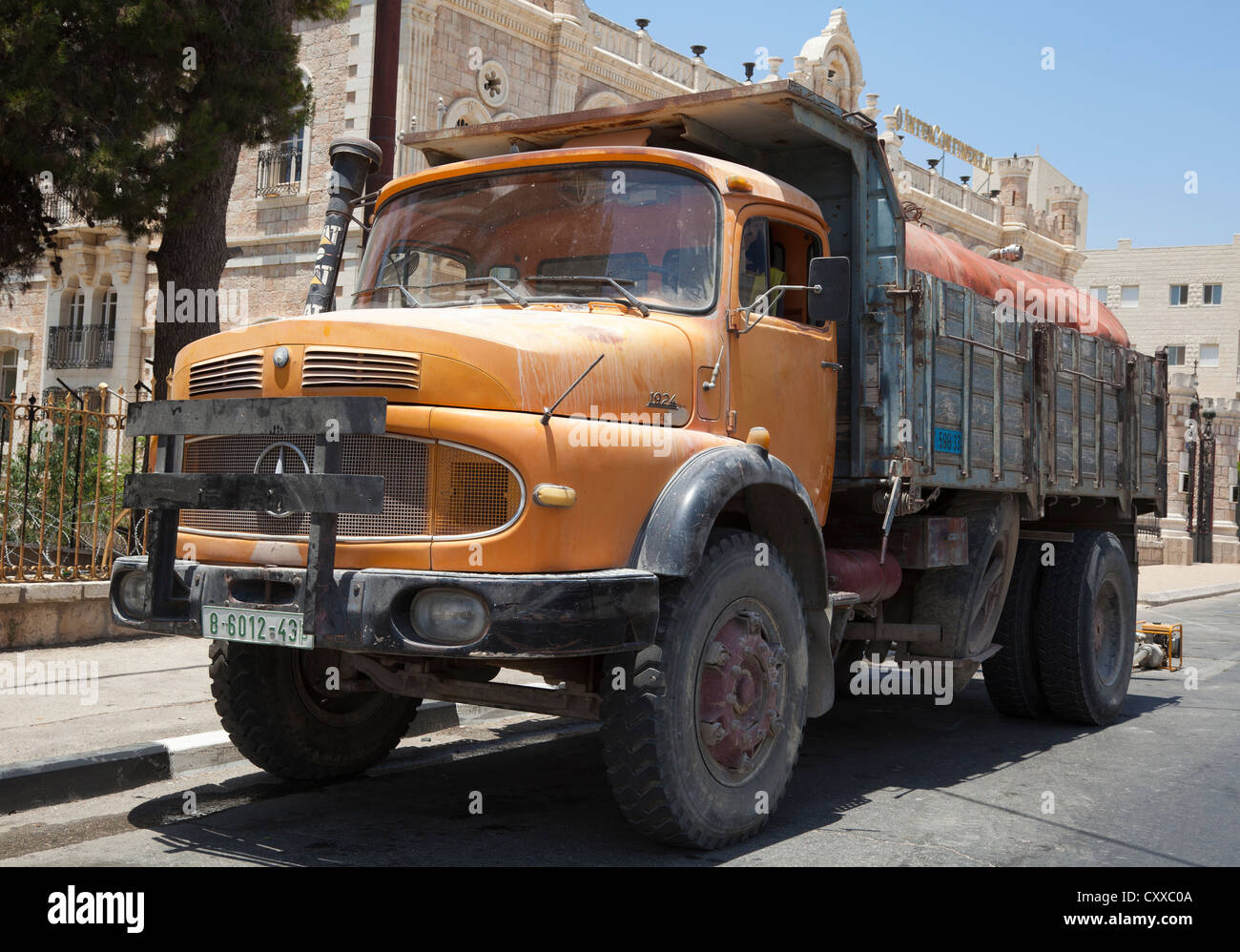 Tipper truck hi-res stock photography and images - Alamy