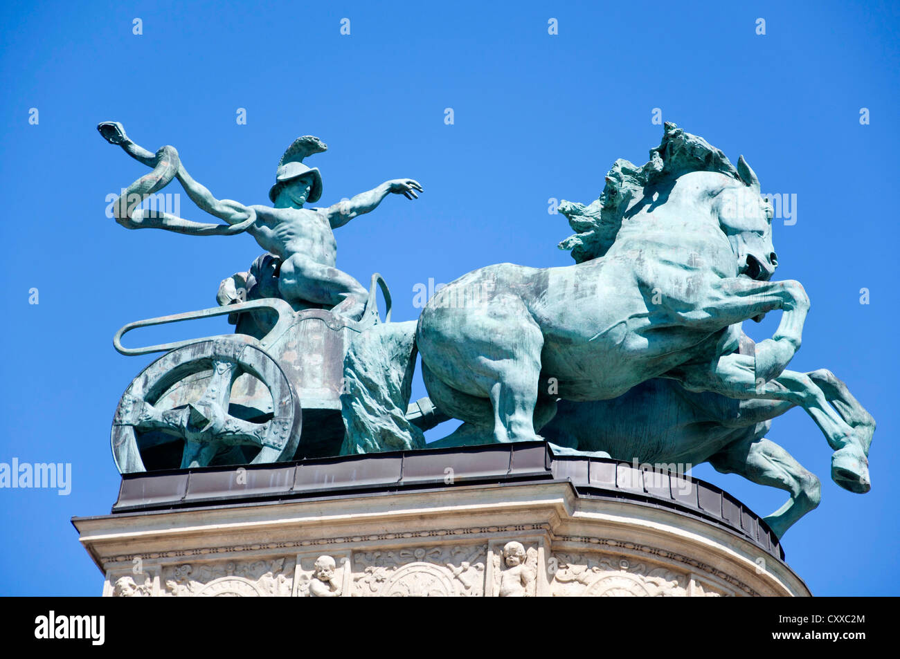 Statue heroes square hi-res stock photography and images - Alamy