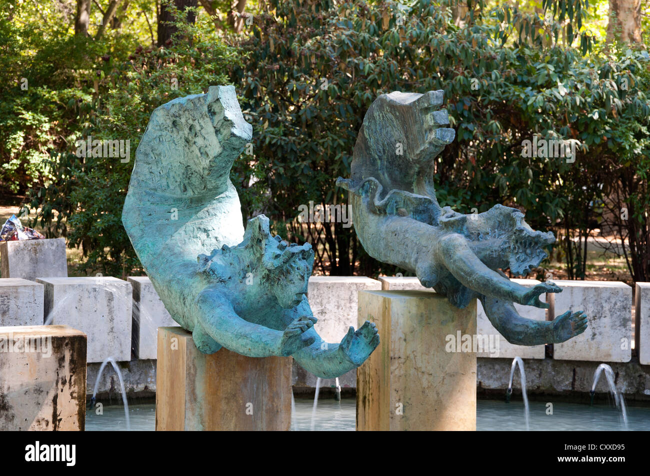 Modern statue hi-res stock photography and images - Alamy