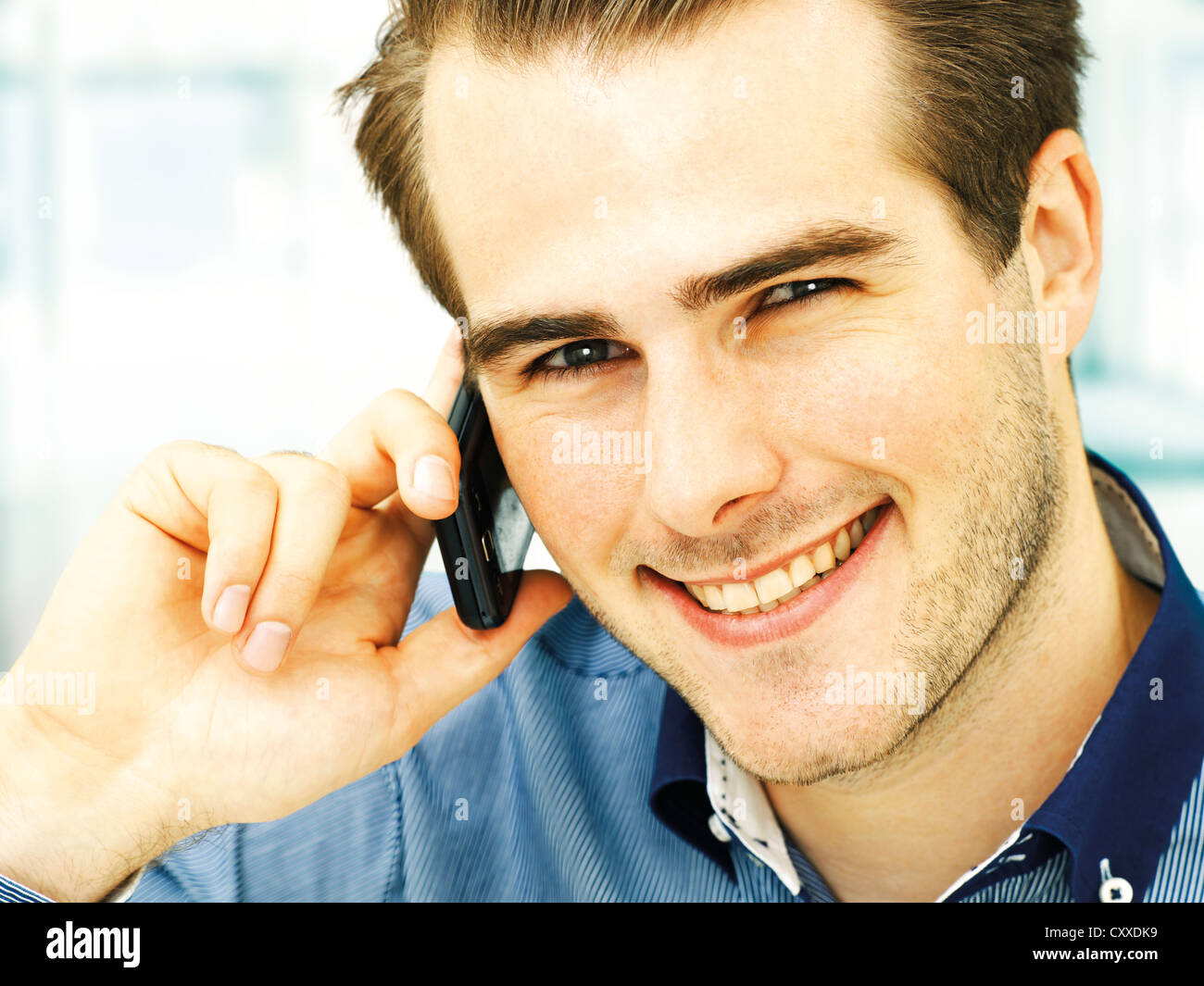 Speaking directly to camera hi-res stock photography and images - Alamy