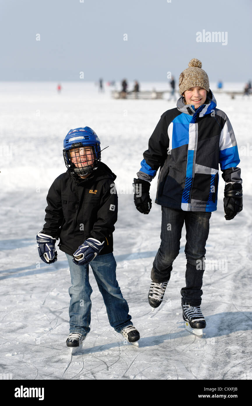 Two boys in ice hockey hi-res stock photography and images - Alamy