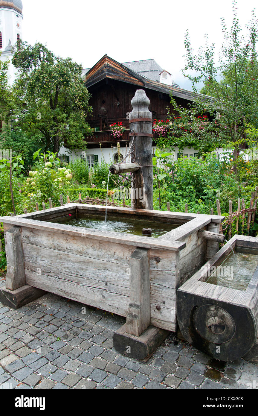 Wooden well, Garmisch-Partenkirchen, Bavaria, Germany Stock Photo - Alamy