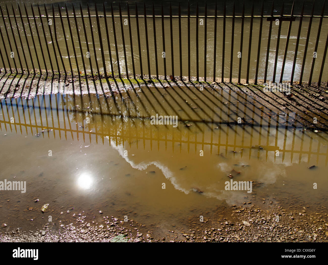 Folly bridge path and river thames hi-res stock photography and images ...