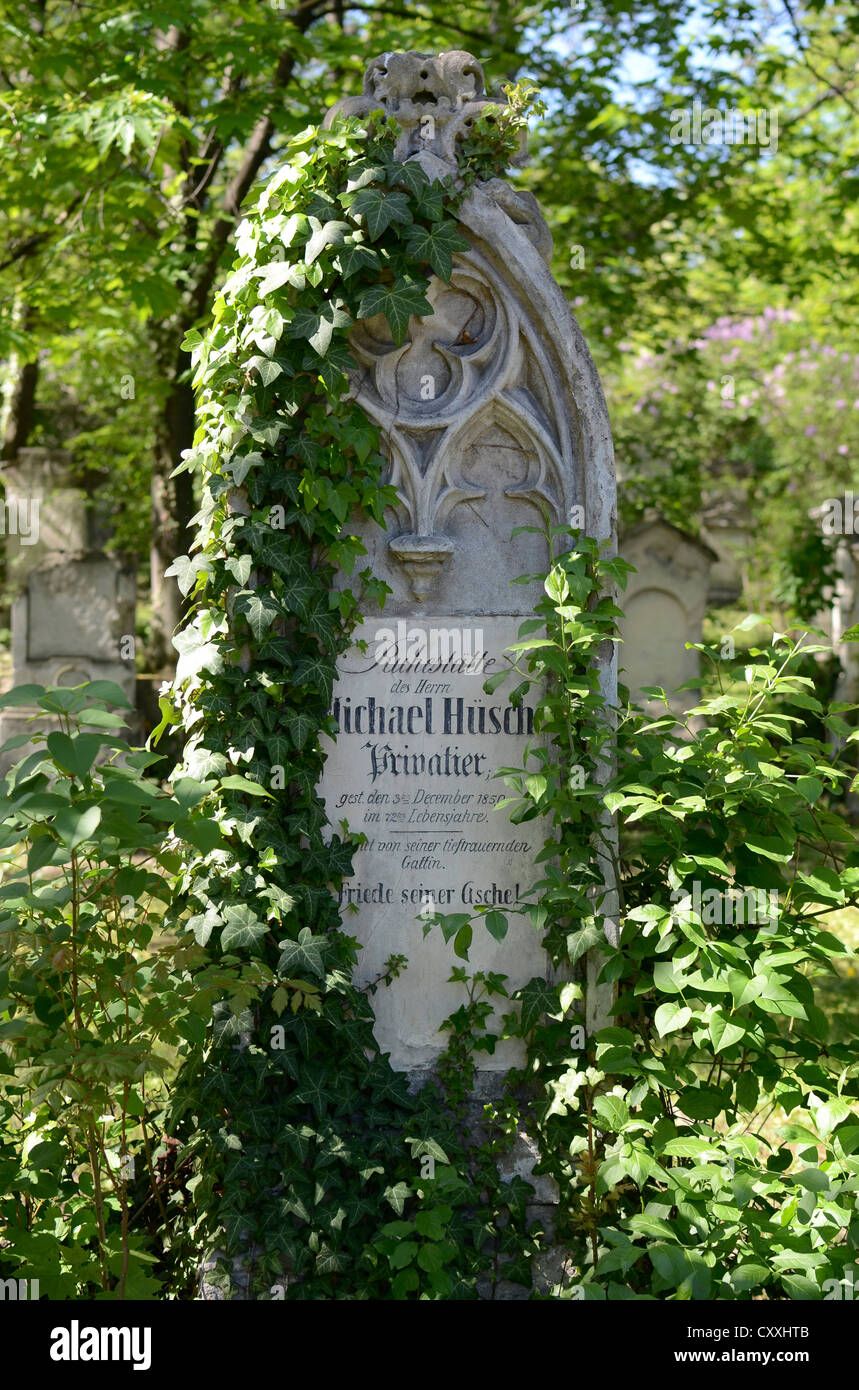 Overgrowing cemetery hi-res stock photography and images - Alamy