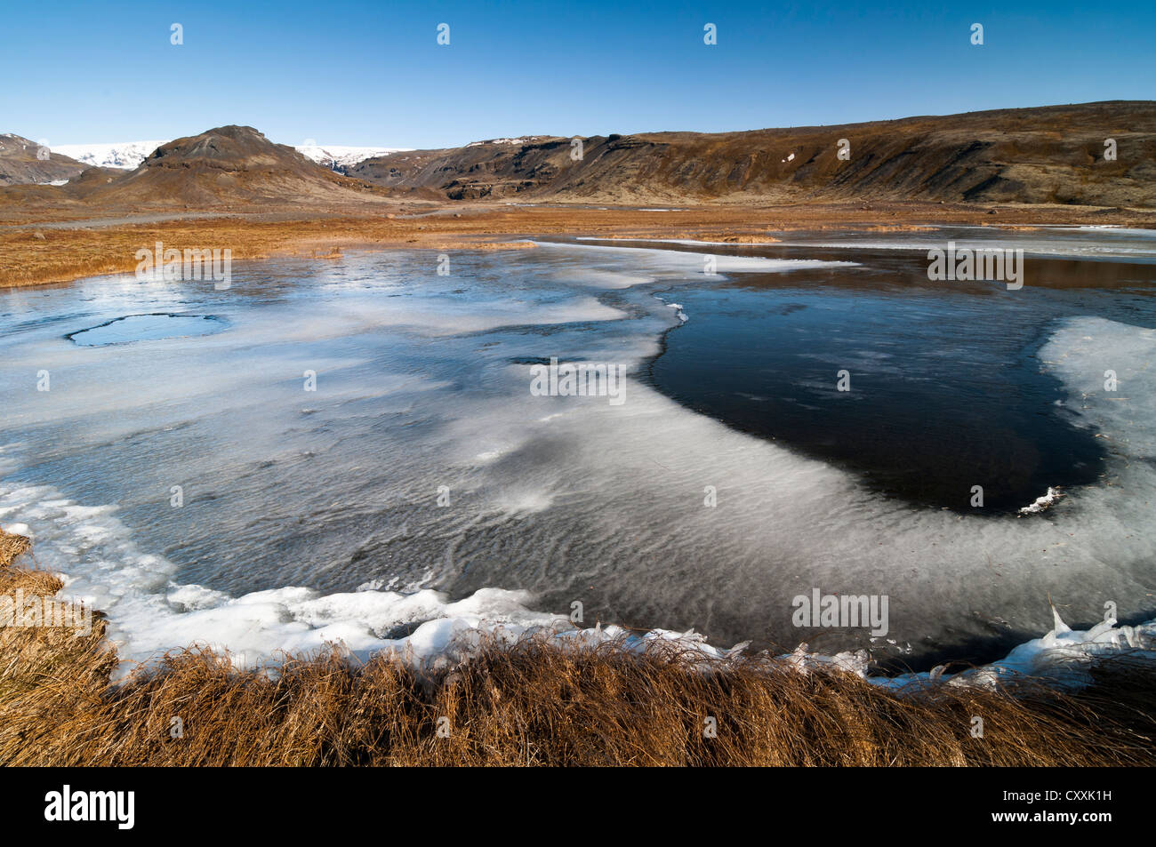Frozen lake mountain backdrop hi-res stock photography and images - Alamy