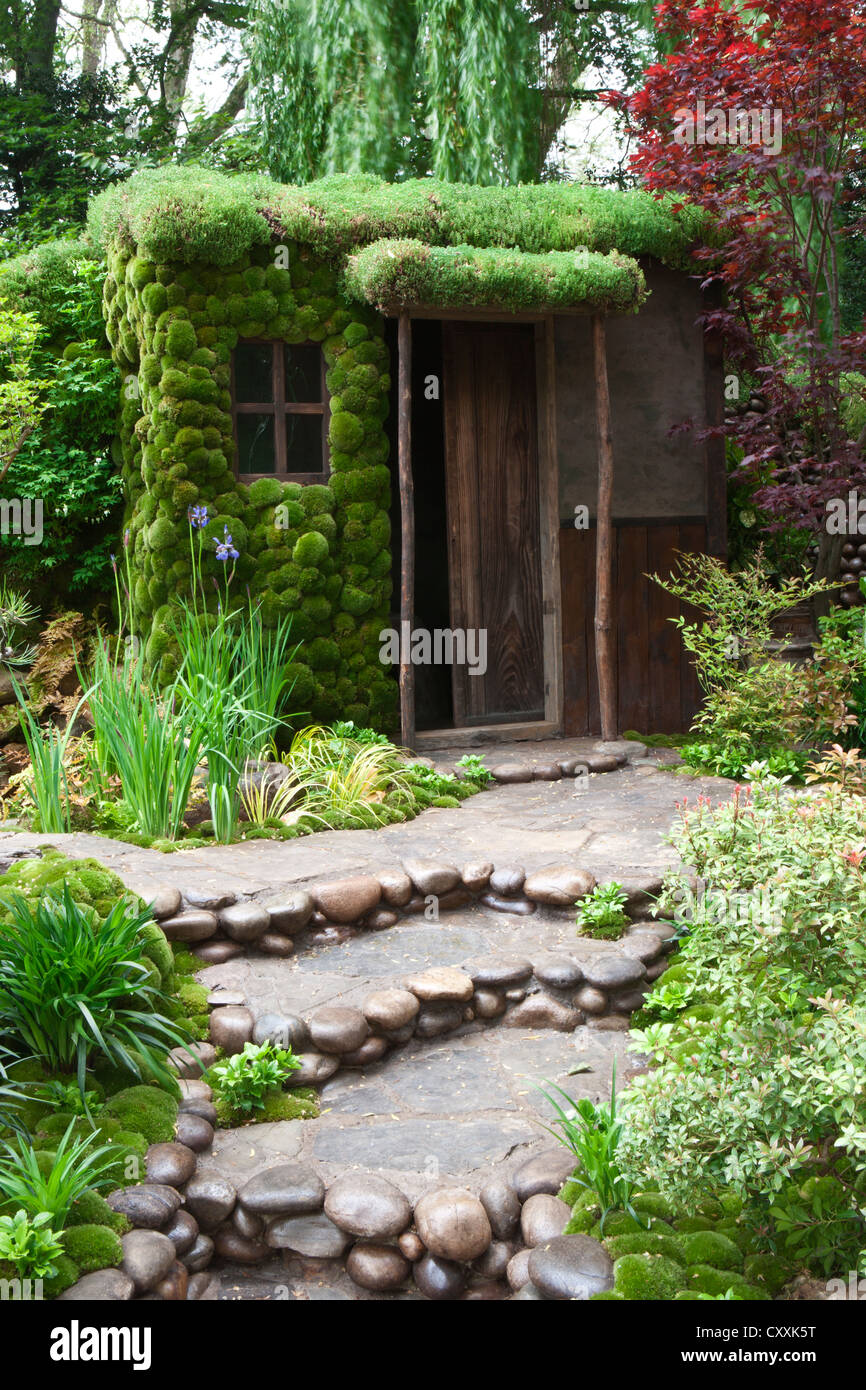 Small water feature chelsea show hi-res stock photography and images ...