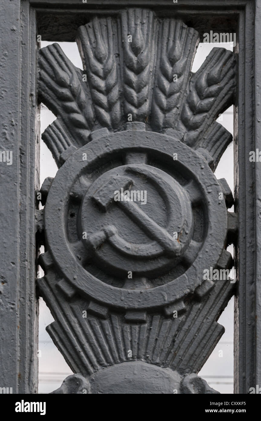 Soviet coat of arms hi-res stock photography and images - Alamy