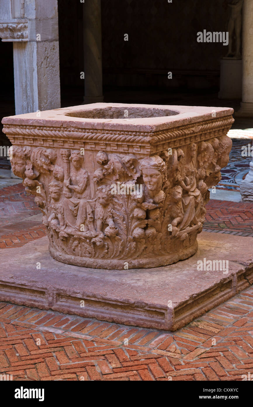 Well venice hi-res stock photography and images - Alamy