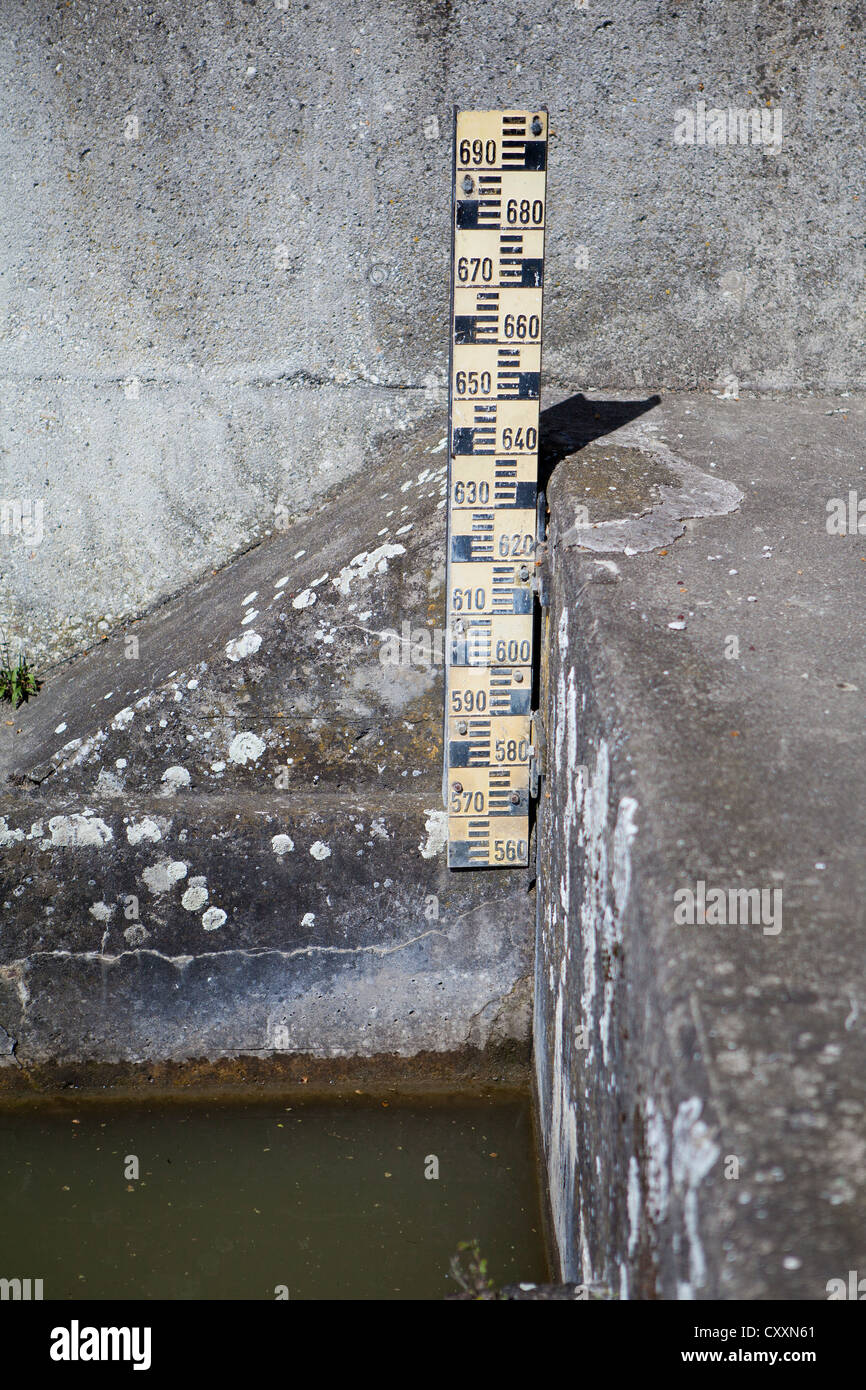 Water level indicator hi-res stock photography and images - Alamy