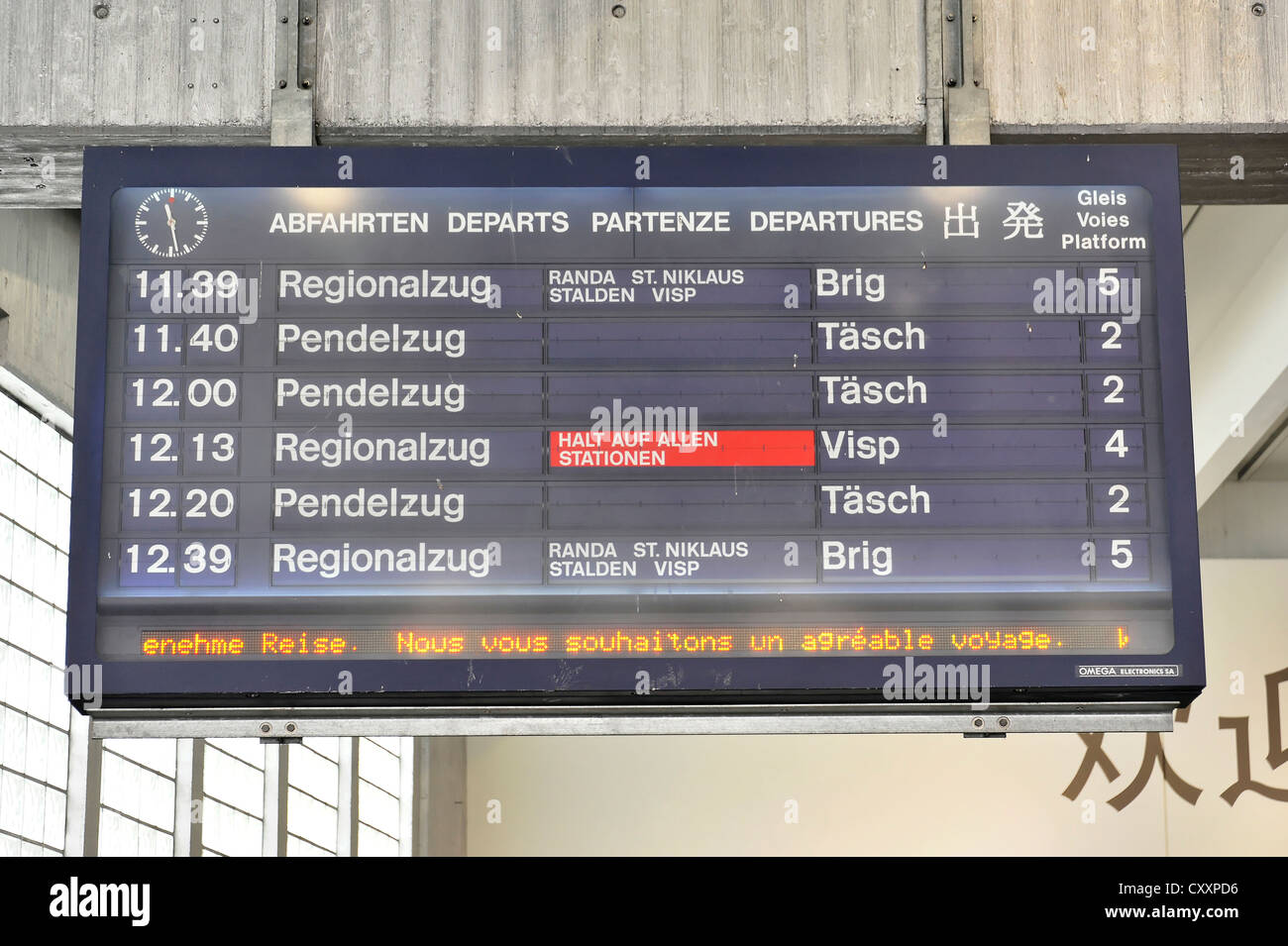 Train station destination board photos hi-res stock photography and ...