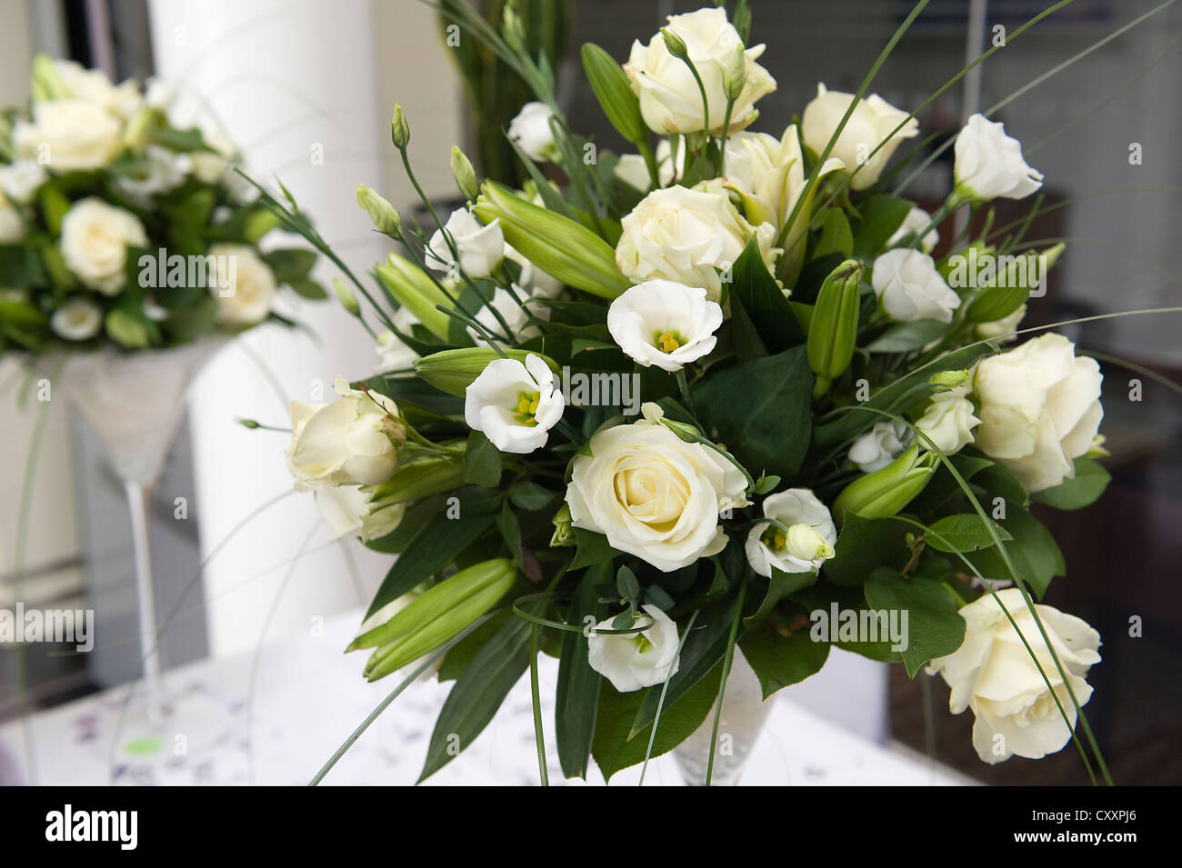 Roses and lilies hi-res stock photography and images - Alamy