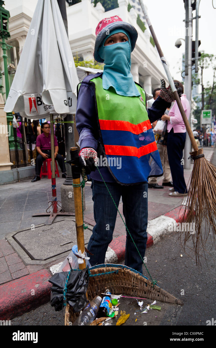 Bangkok street cleaner hi-res stock photography and images - Alamy