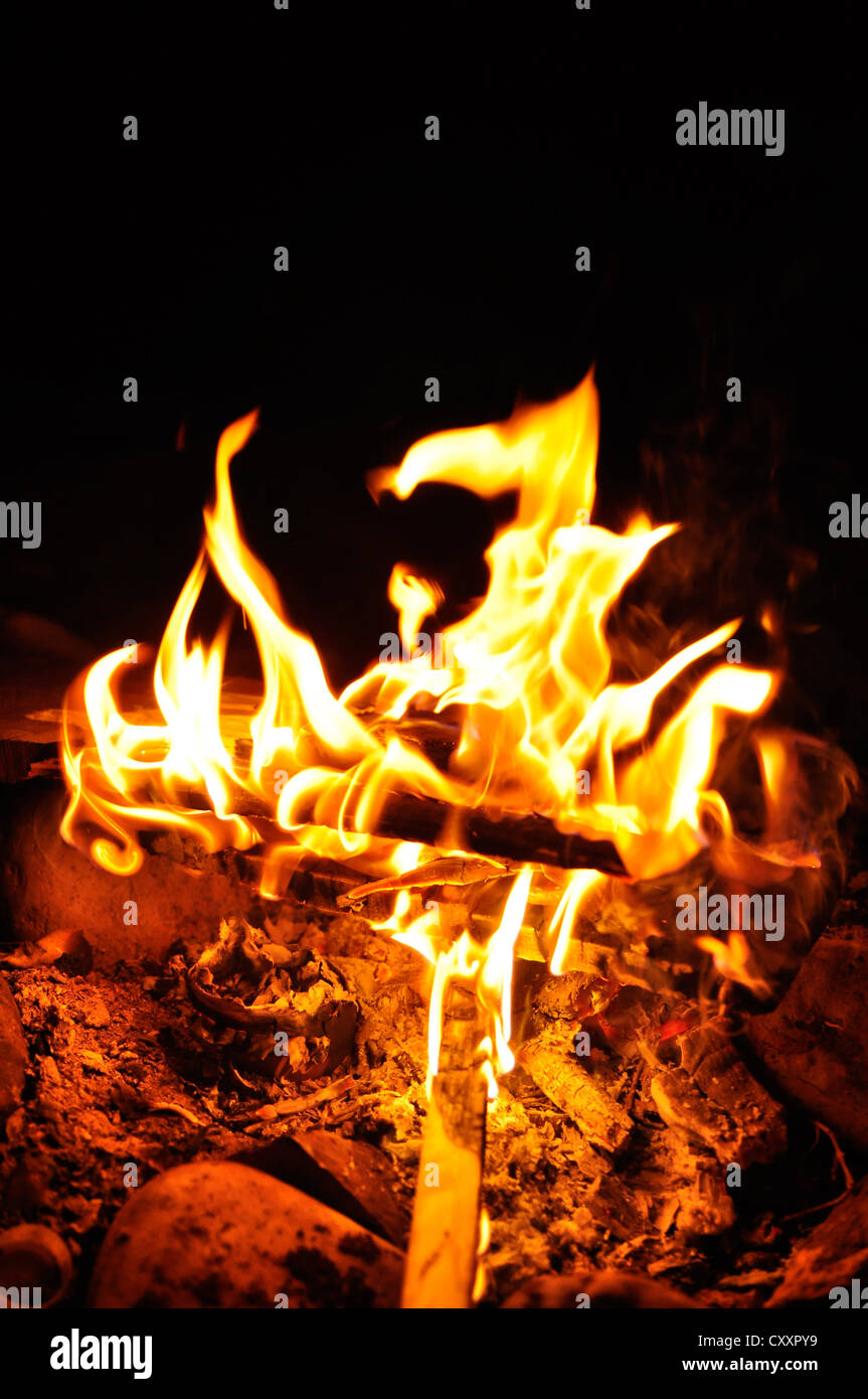 Background of flames and glowing embers in a Campfire Stock Photo - Alamy