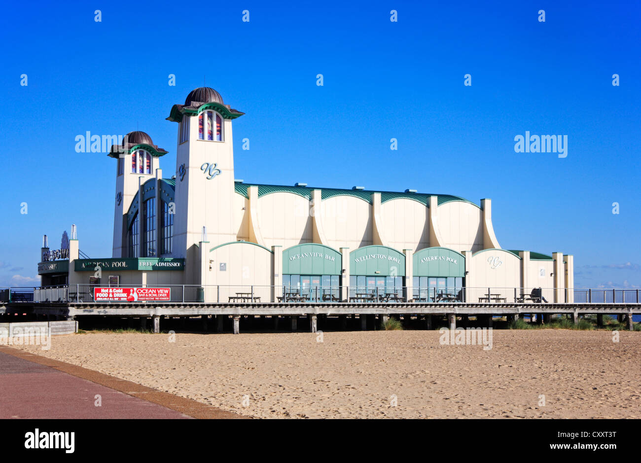 Wellington pier great yarmouth hi-res stock photography and images - Alamy