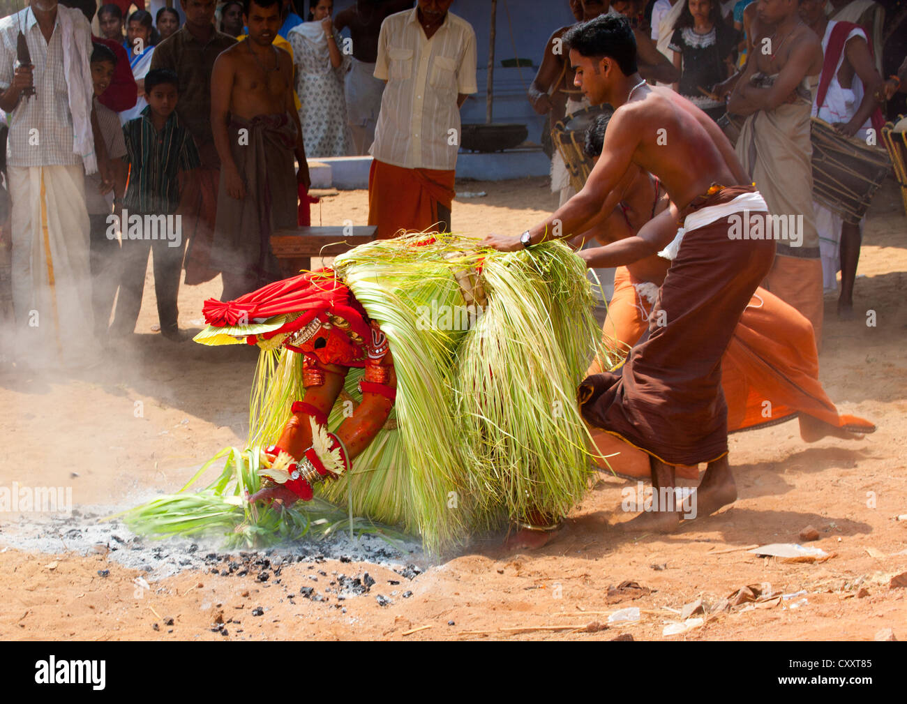 Theyyam artist in full face hi-res stock photography and images - Alamy