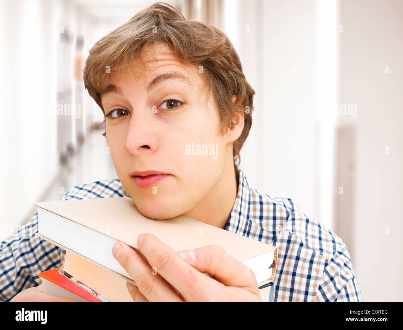 People carrying above head hi-res stock photography and images - Alamy