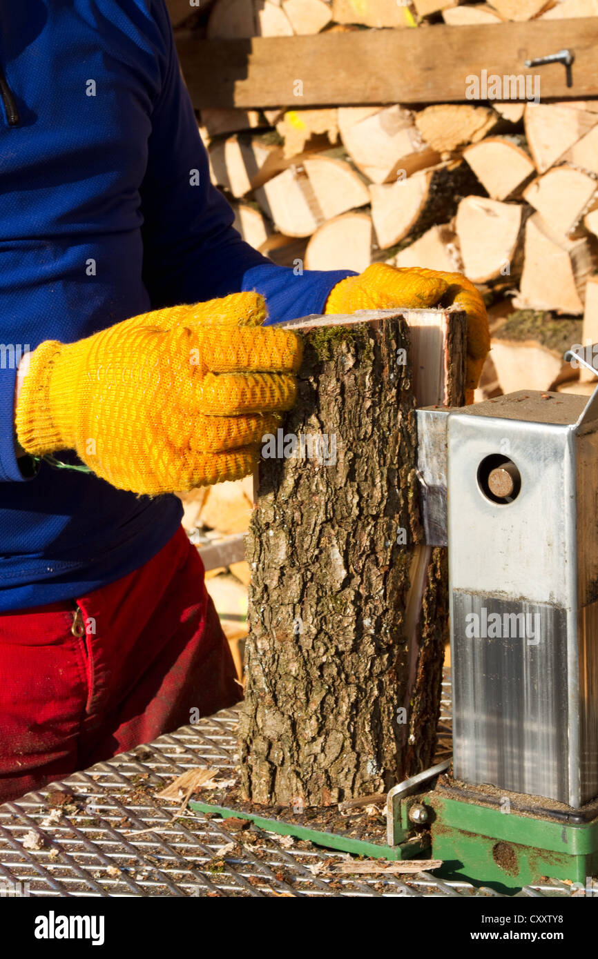 Splitting wood with a wood splitter Stock Photo - Alamy
