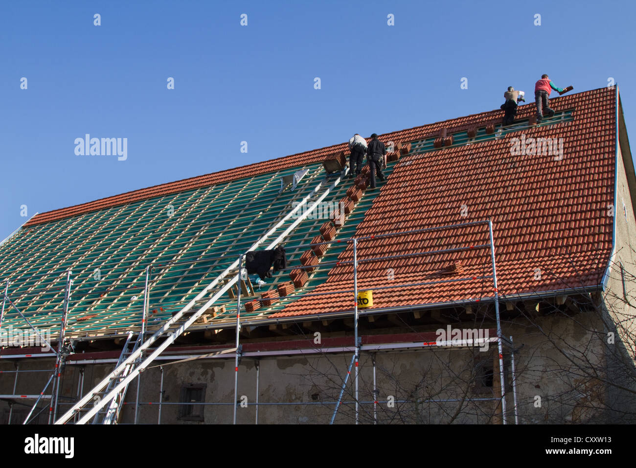 Roofing an old barn Stock Photo - Alamy