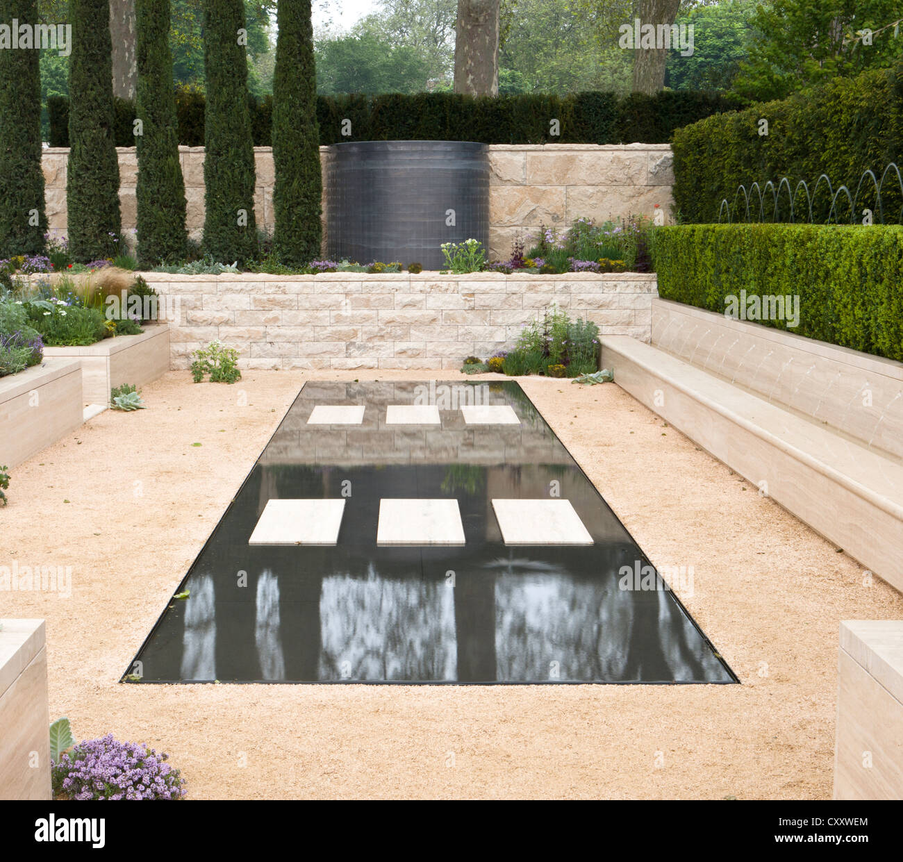 Water feature garden hi-res stock photography and images - Alamy