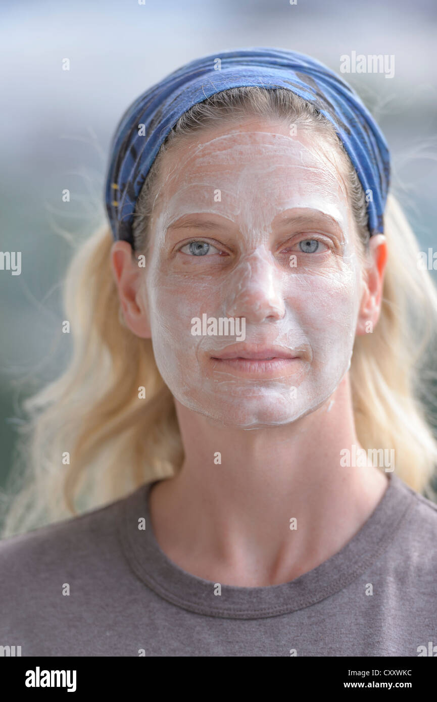 Woman wearing face mask outside hi-res stock photography and images - Alamy