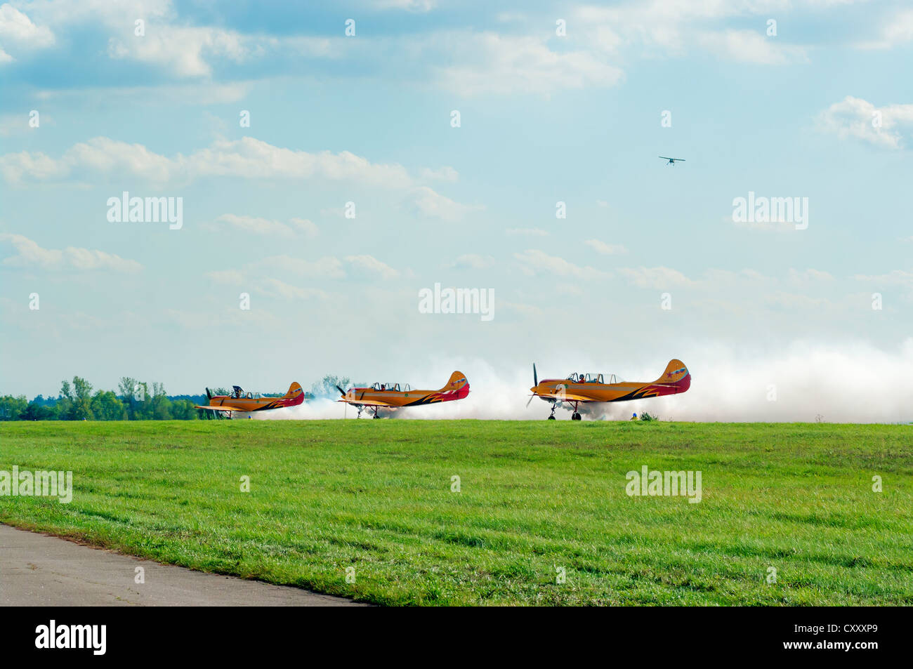 Low wing cantilever monoplane hi-res stock photography and images - Alamy