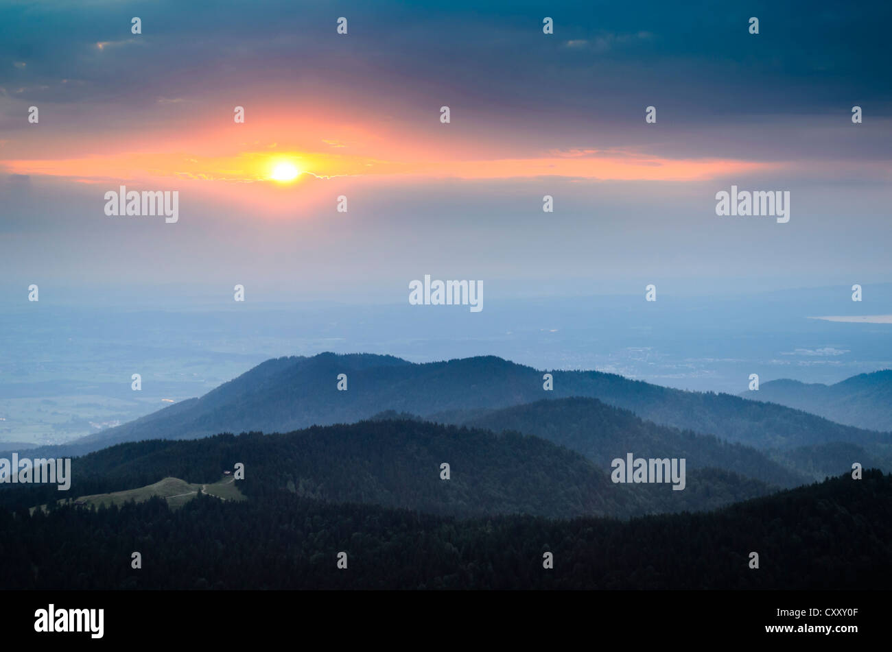 Sunset between mountain ranges hi-res stock photography and images - Alamy