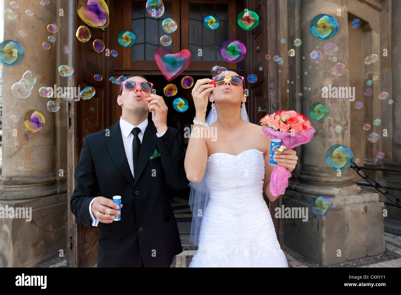 When do you blow bubbles at a wedding | Beachweddingtips.com