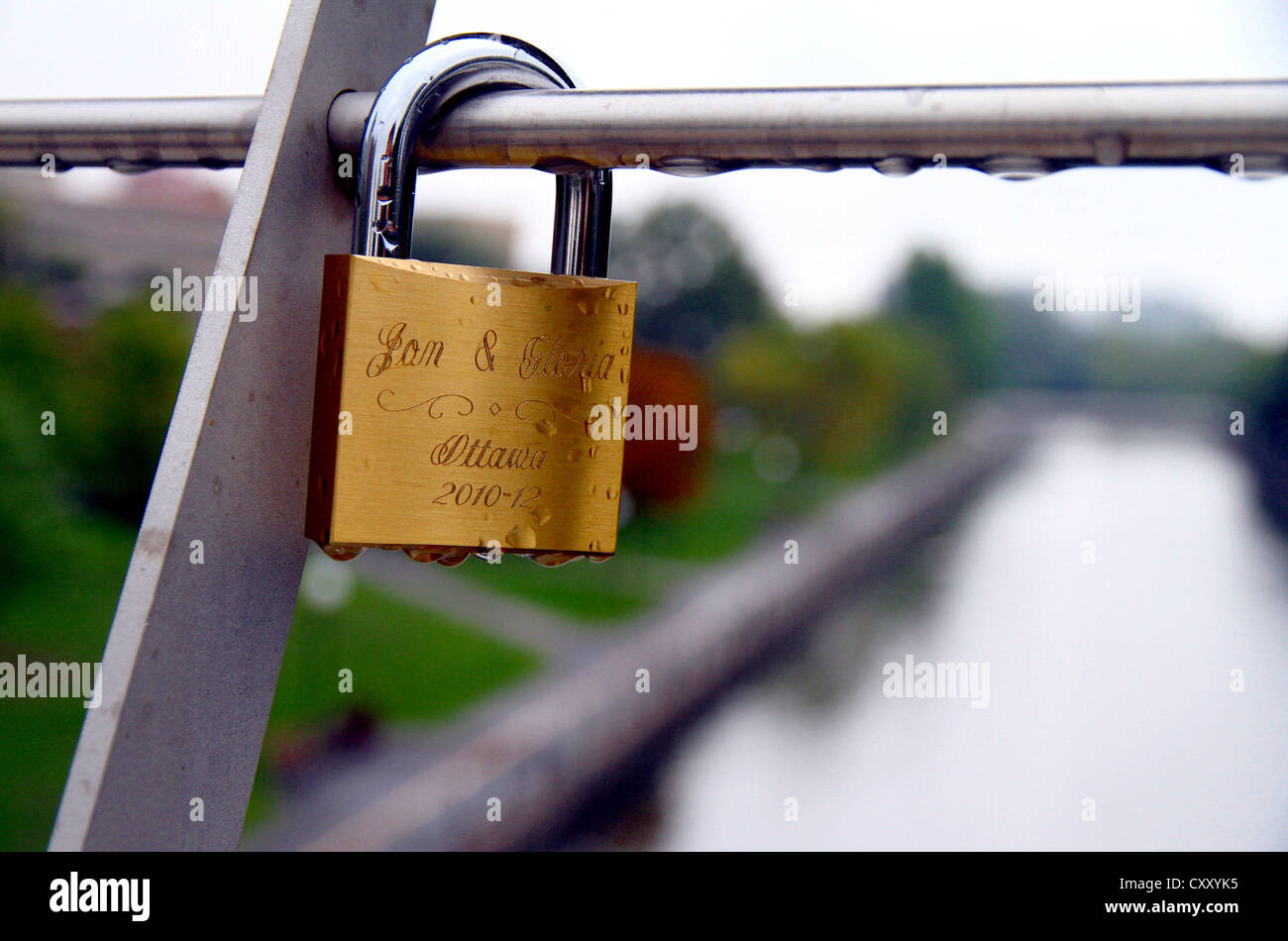 Couple padlock of love hi-res stock photography and images - Alamy