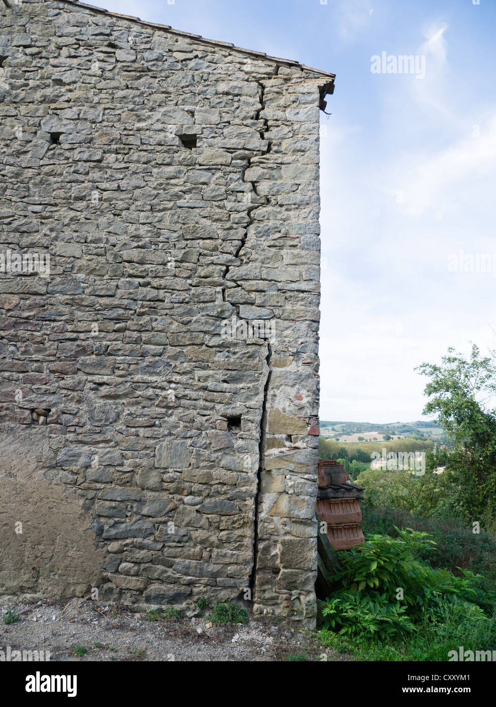 Cracks wall subsidence hi-res stock photography and images - Alamy