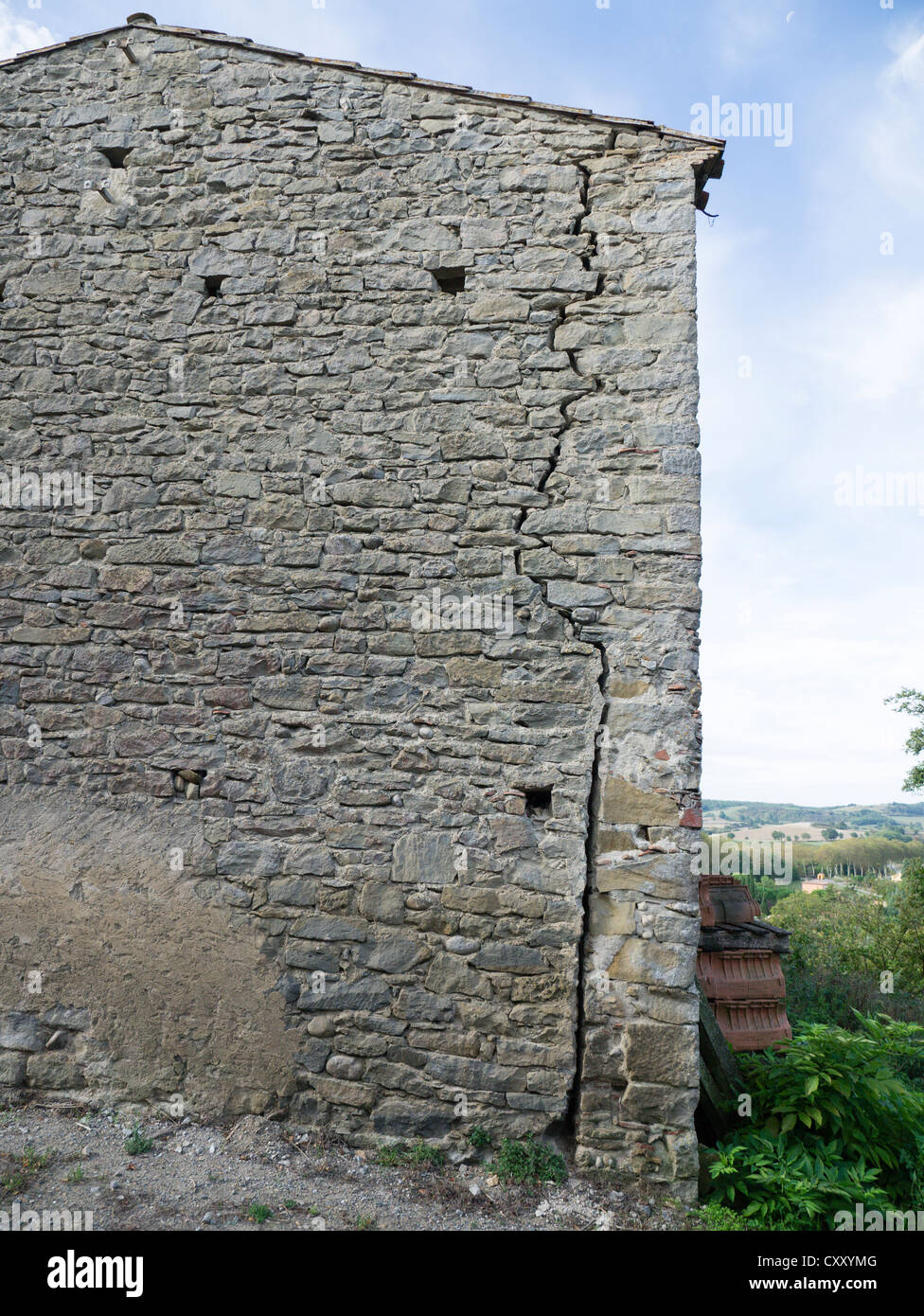 large cracks in the wall of a building which is subsiding Stock Photo ...