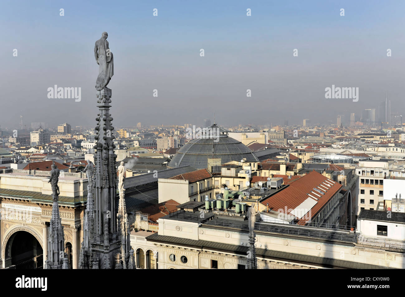 Milan duomo statue hi-res stock photography and images - Alamy