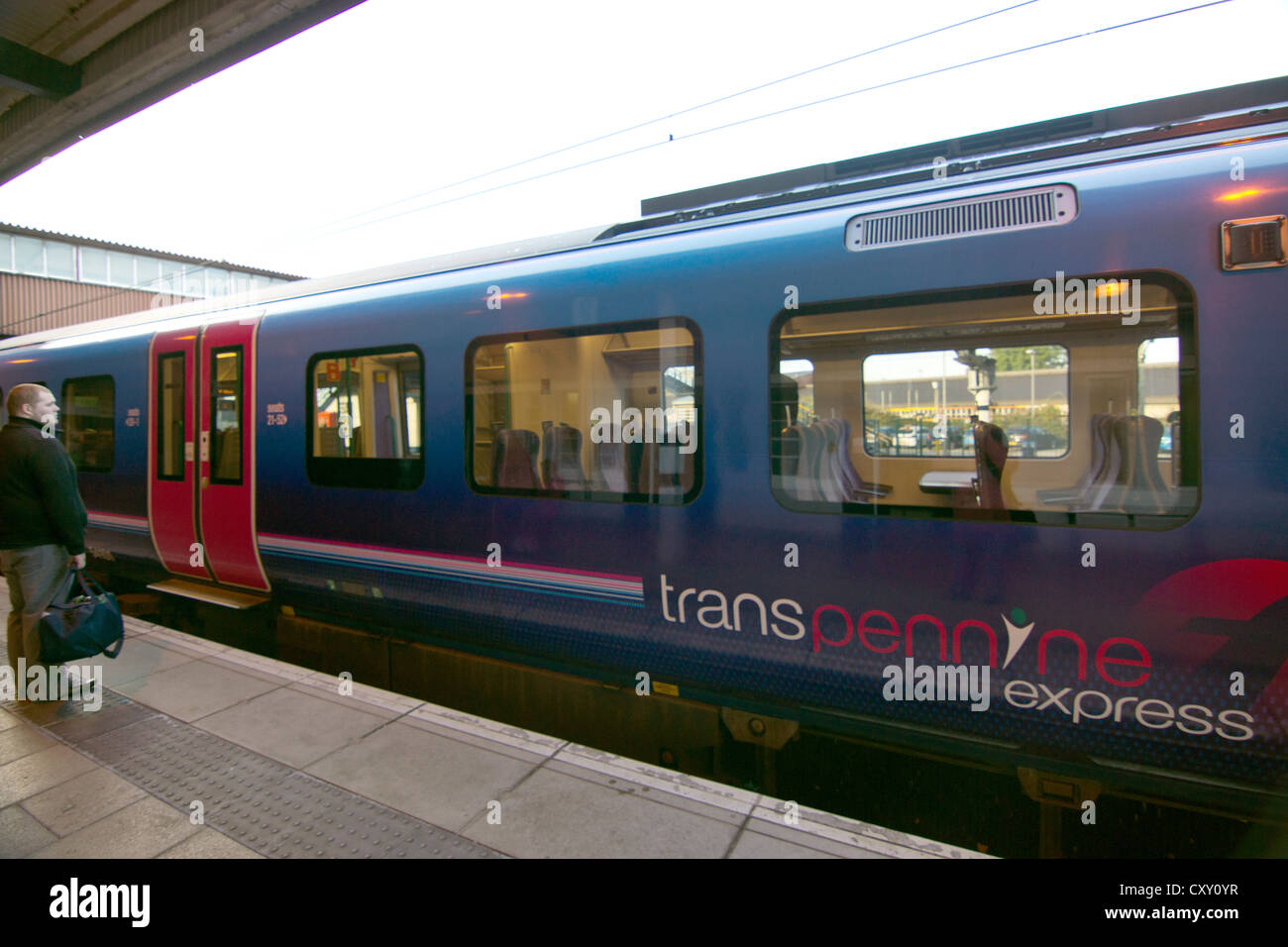 York railway station platform roof hi-res stock photography and images ...