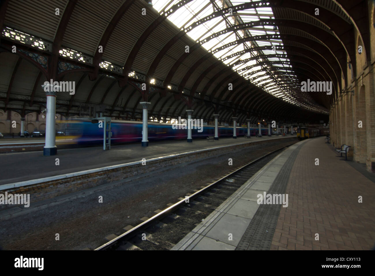 York railway station platform roof hi-res stock photography and images ...