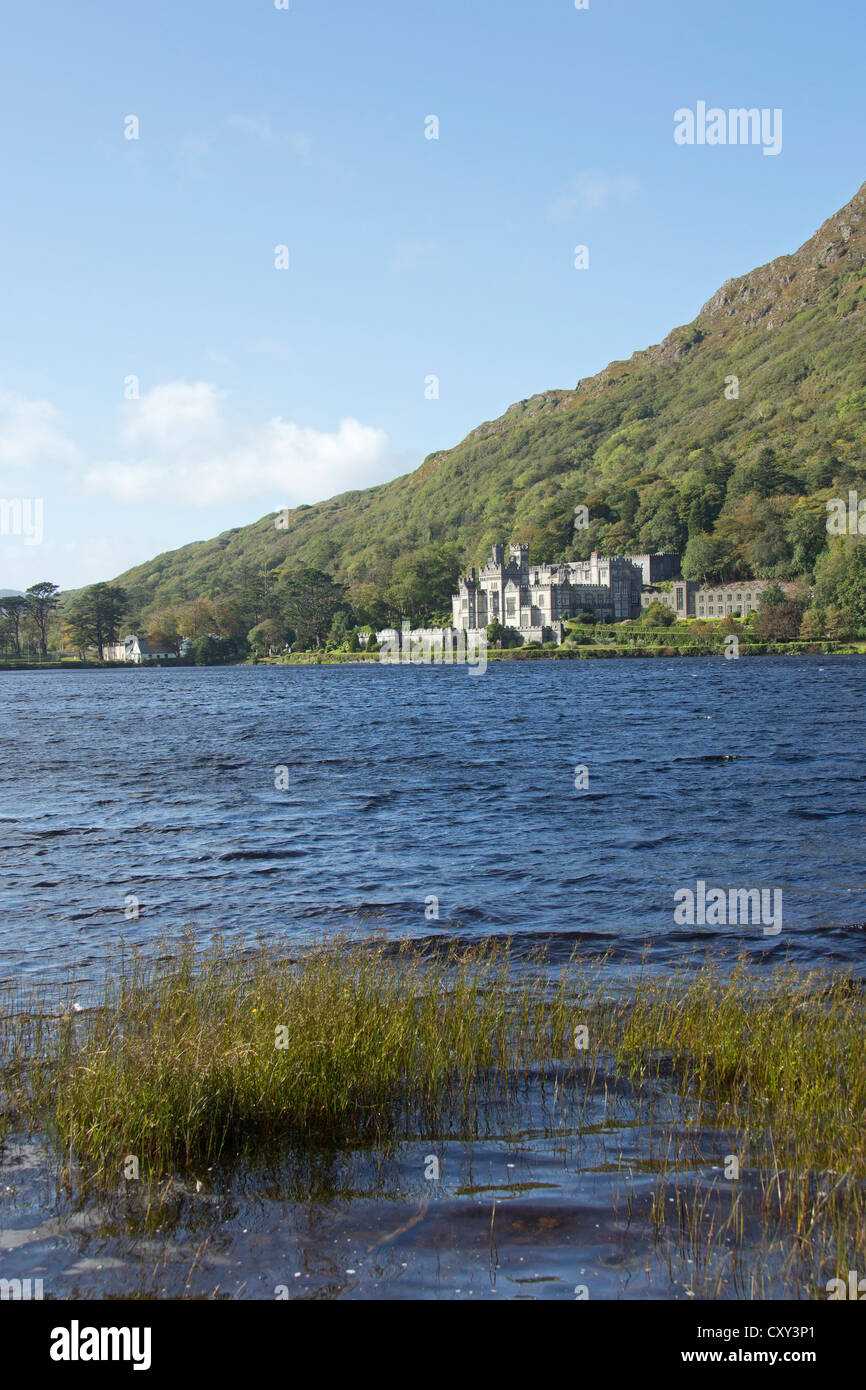 Kylemore abbey and kylemore lake hi-res stock photography and images ...