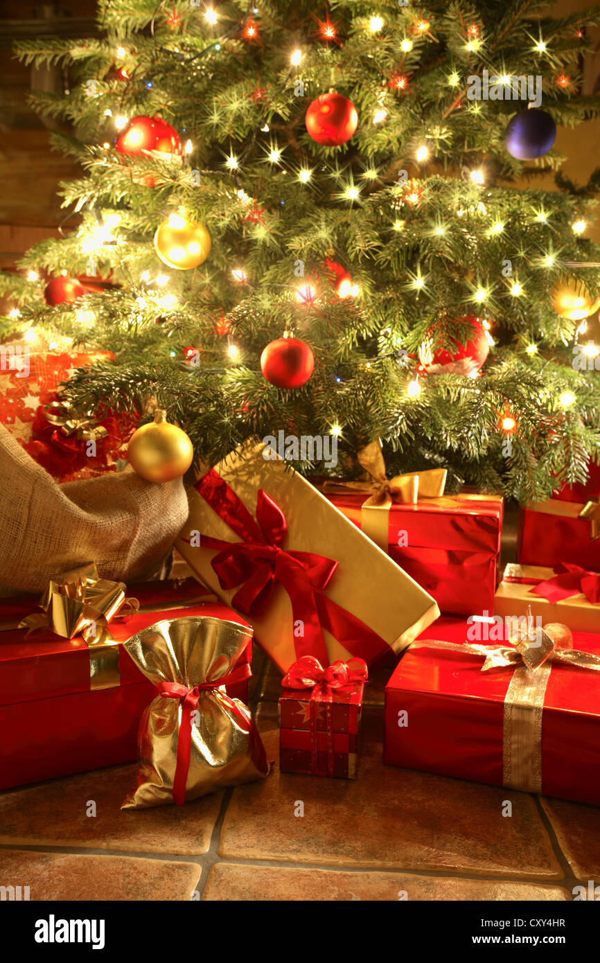 Under a christmas tree hi-res stock photography and images - Alamy