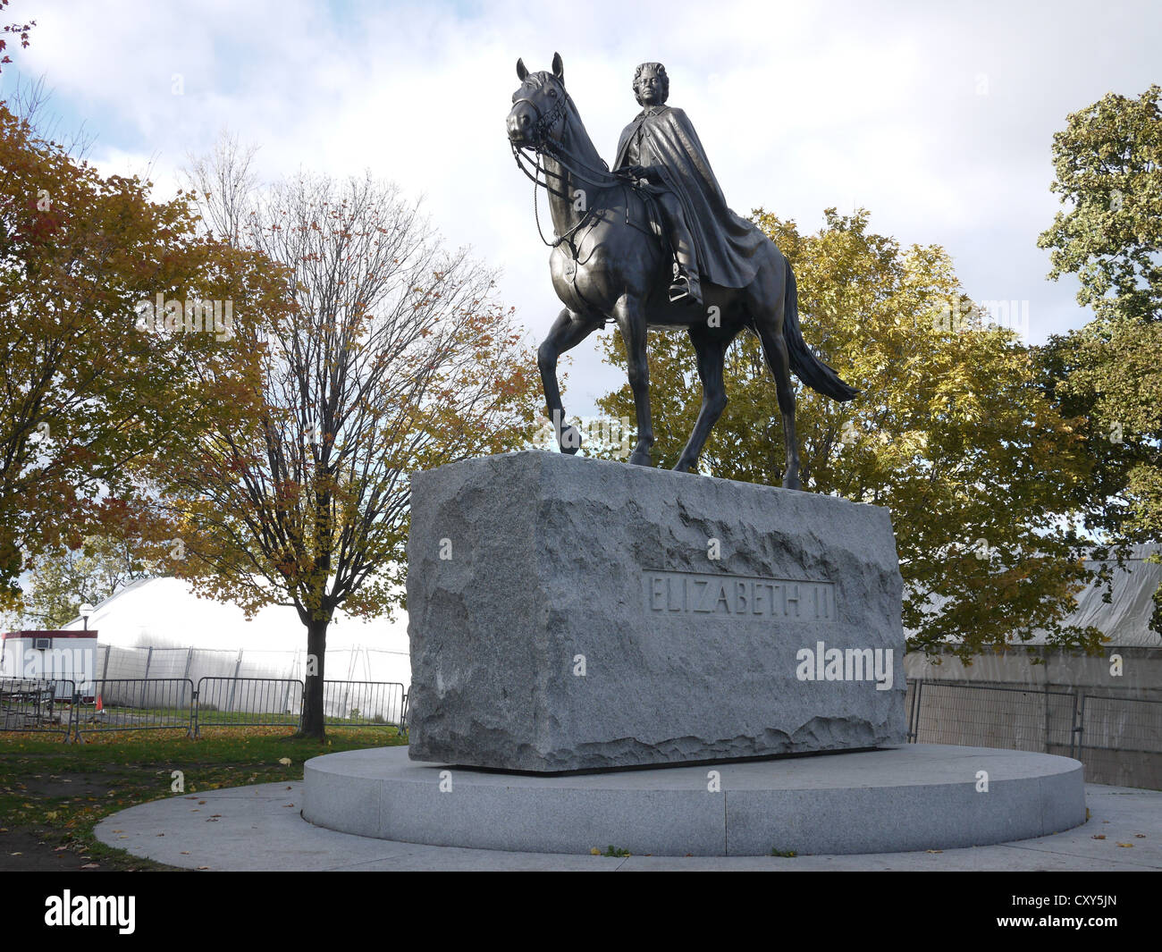 Elizabeth ii Ottawa statue Stock Photo - Alamy