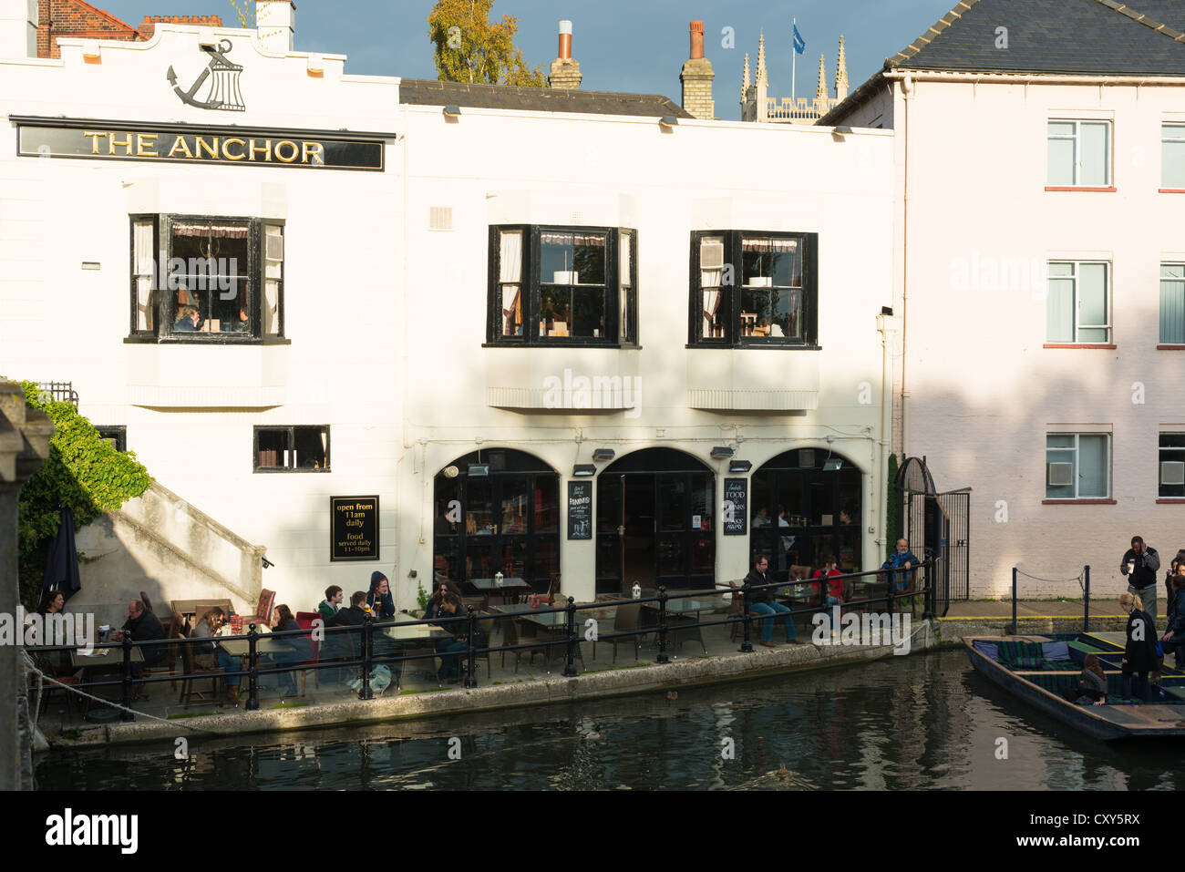 English pub front hi-res stock photography and images - Alamy