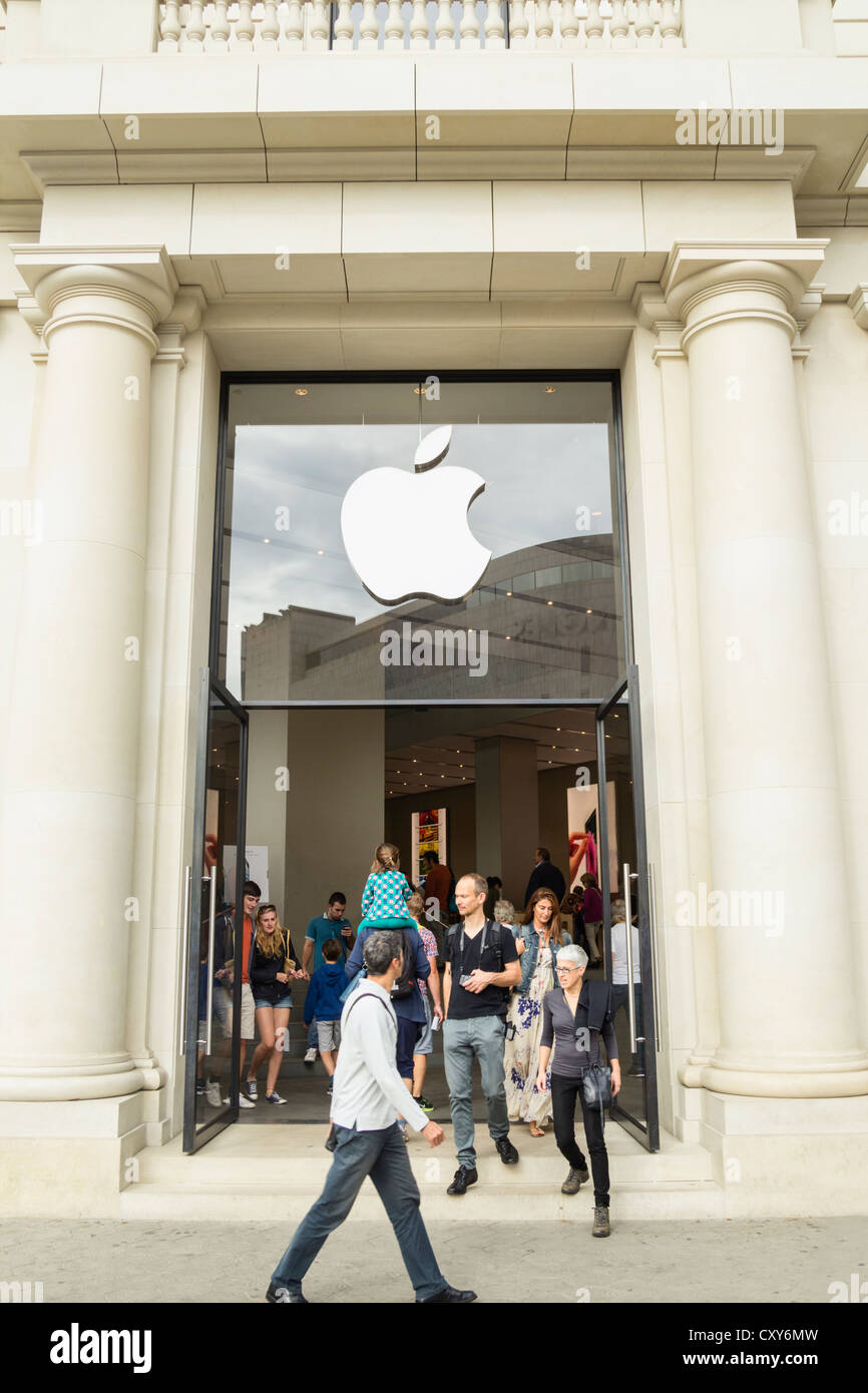 Apple store on Passeig de Gràcia, Barcelona, Spain Stock Photo - Alamy