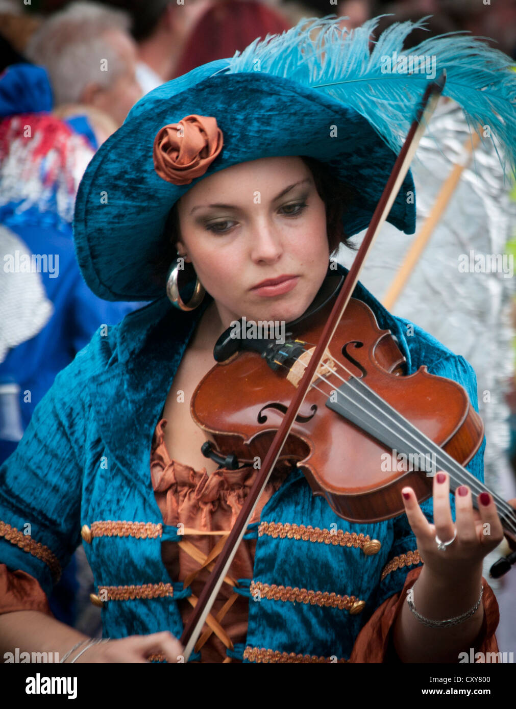 Girl playing the fiddle Stock Photo - Alamy
