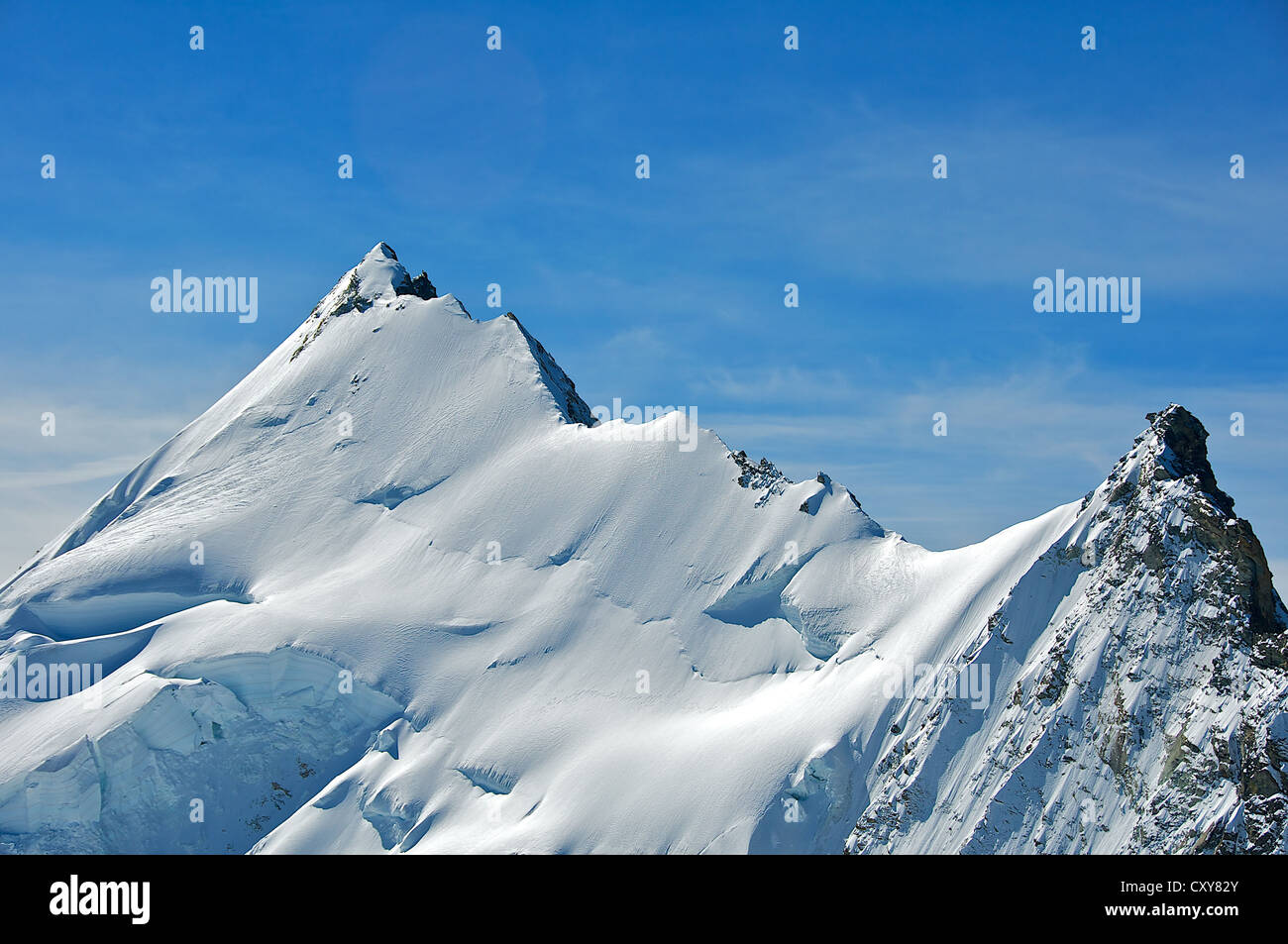 Razor sharp summit ridge on the Weisshorn mountain in the Swiss Alps ...