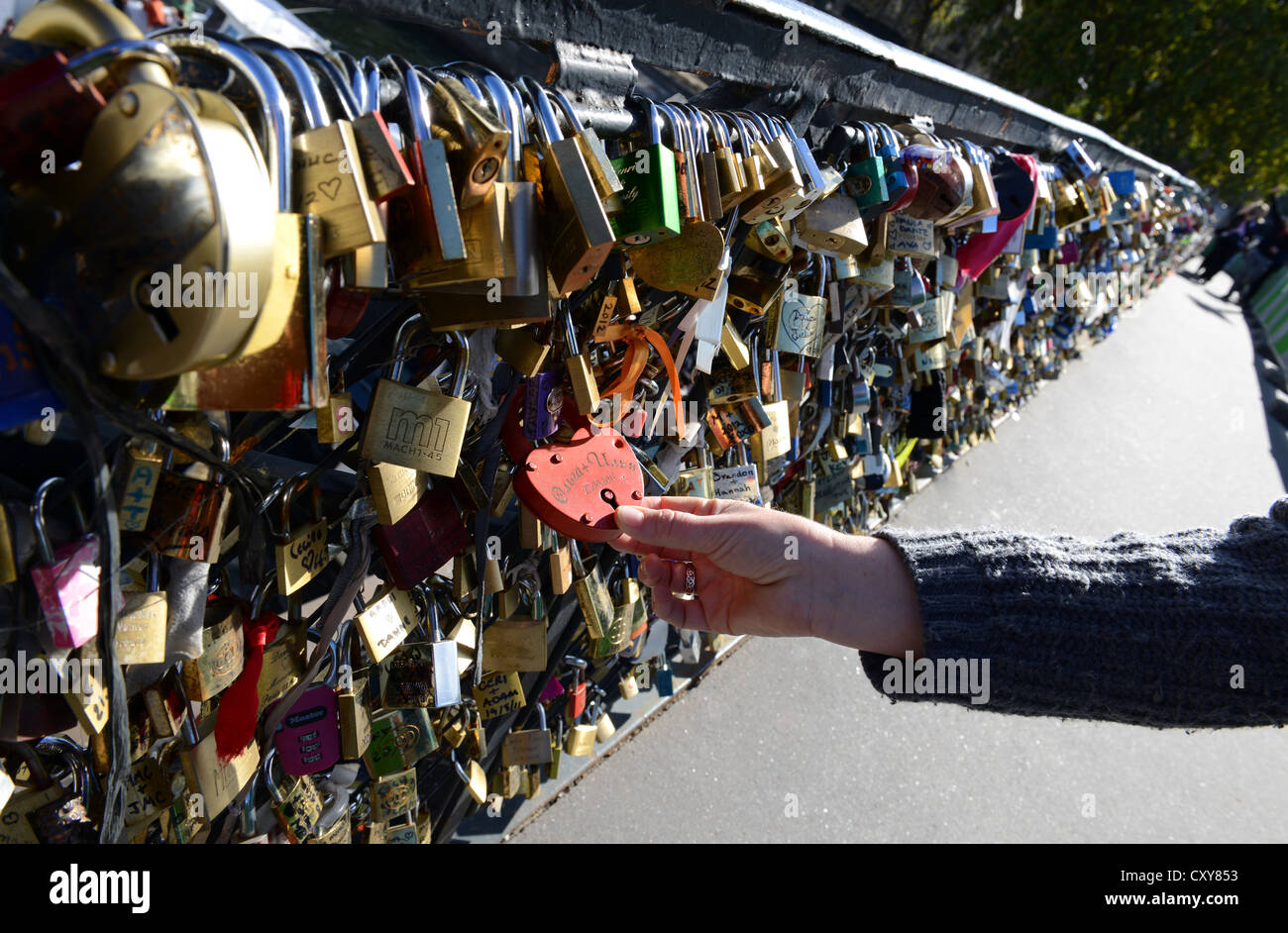 Padlock relationship hi-res stock photography and images - Alamy