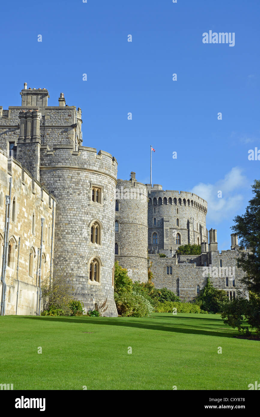 The Round Tower and Castle walls, Castle Hill, Windsor Castle, Windsor ...