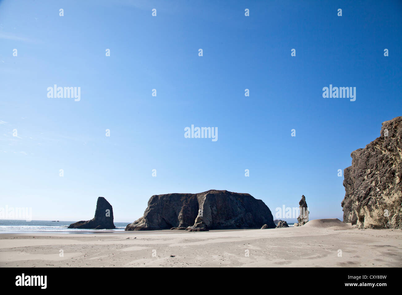 Rocky outcrops and cliff face Oregon coast USA Stock Photo - Alamy