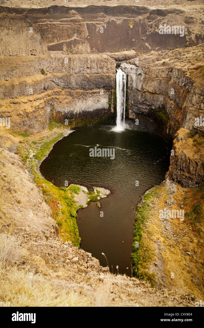 Pool and waterfall at Palouse Falls State Park on the Palouse river ...