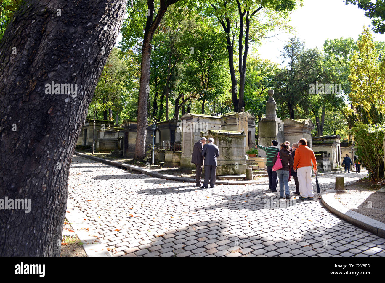 Père Lachaise Cemetery, tourists visiting the Pere Lachaise Cemetery ...