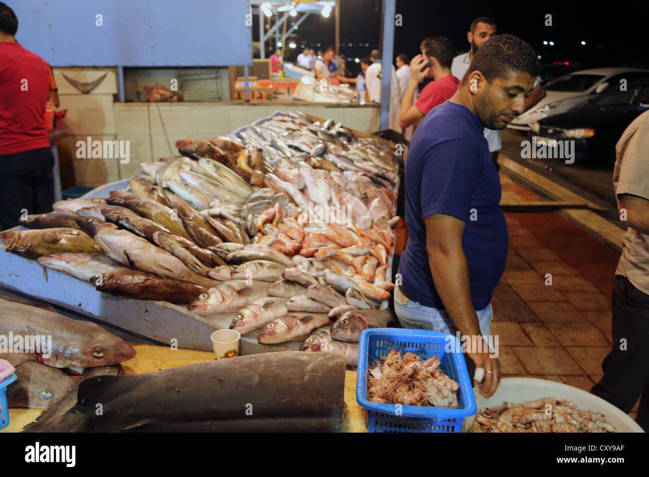 Fish vendors hi-res stock photography and images - Alamy