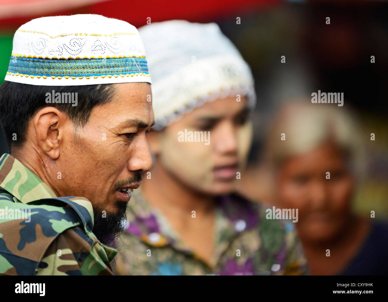 A Muslim Burmese couple Stock Photo - Alamy