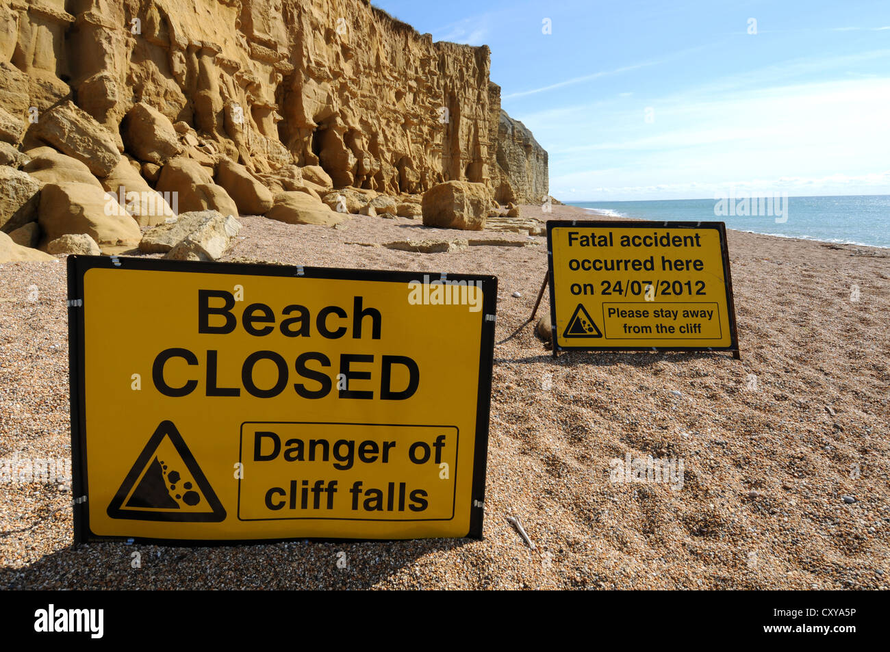 Beach closed signs hi-res stock photography and images - Alamy