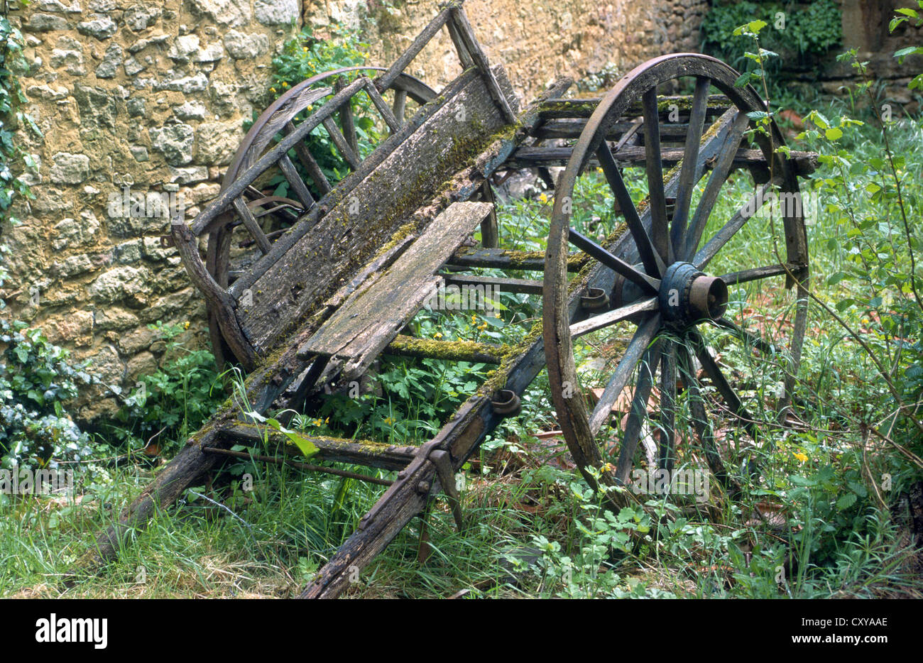 FRANCE - A PICTURESQUE IMAGE OF AN ABANDONED FARM CART Stock Photo - Alamy