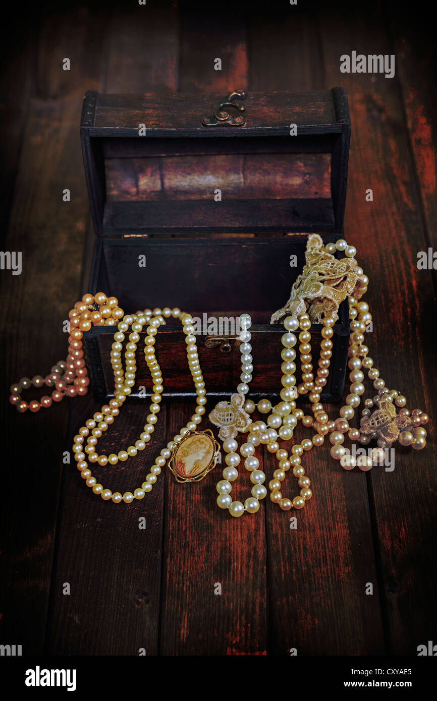 a treasure chest full of jewelry Stock Photo - Alamy